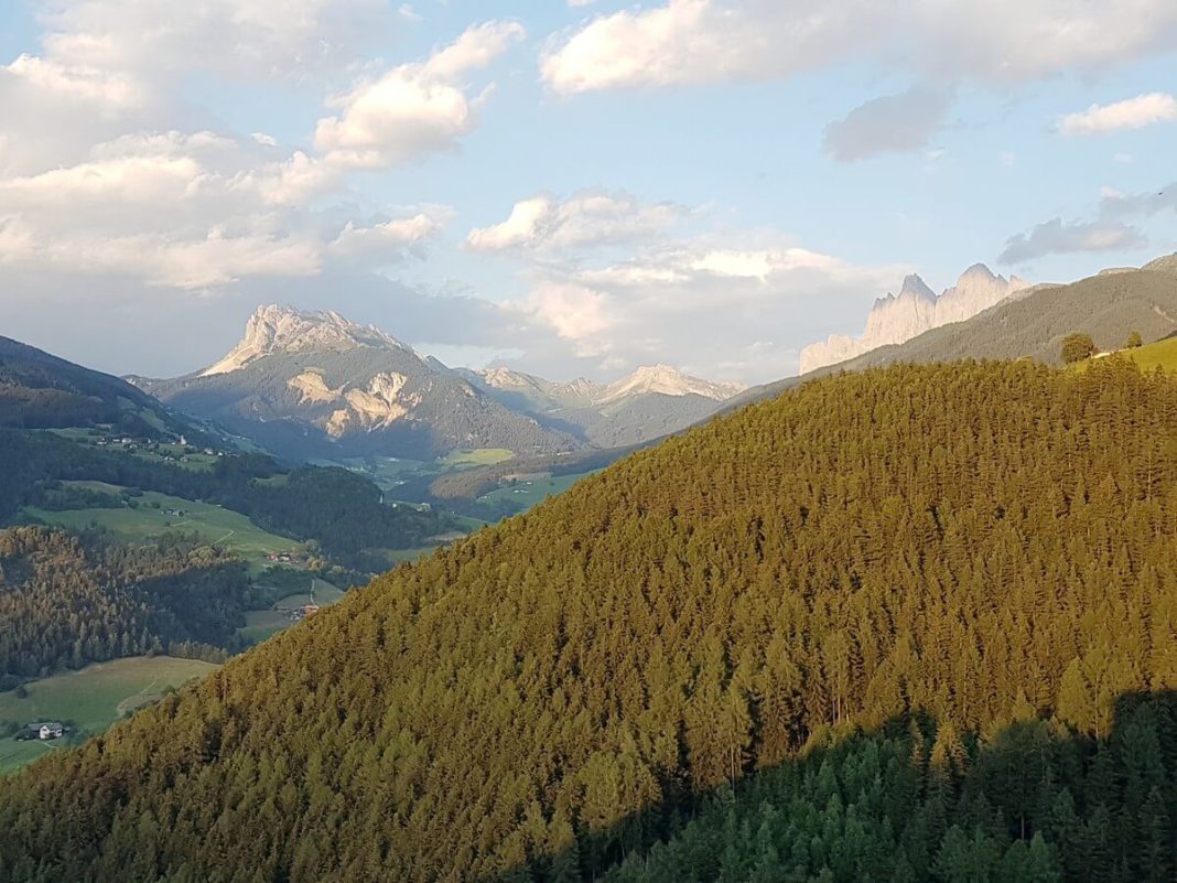 Panorama-Wanderung im Villnößtal mit Blick auf die Geislerspitzen